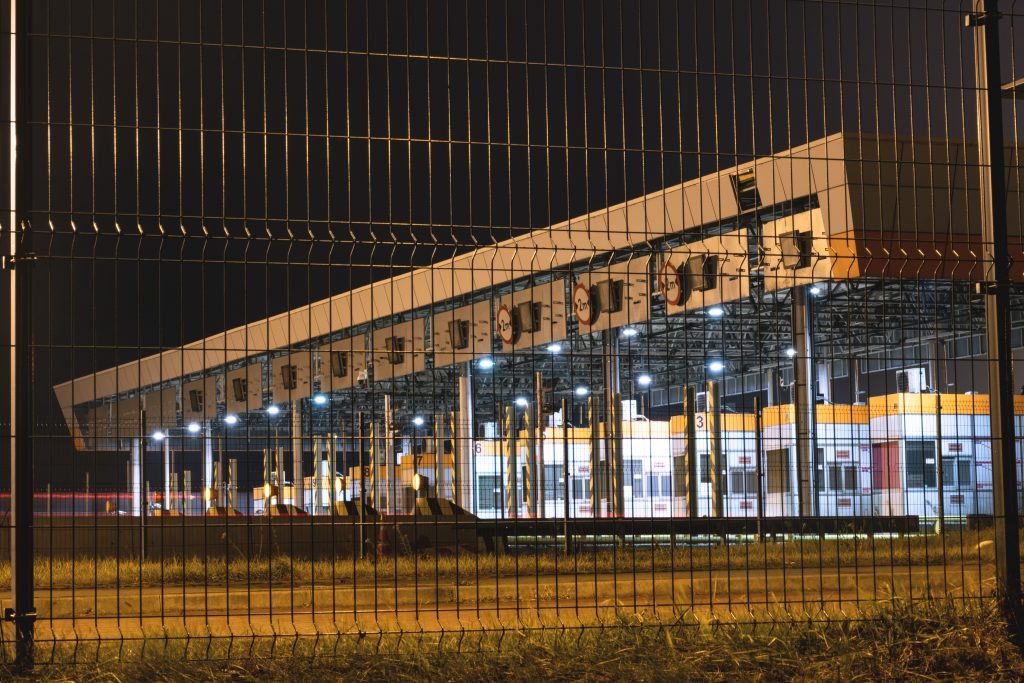 Benefits of Wire Mesh Fencing in Mixed Use Spaces - Noise Barriers ...